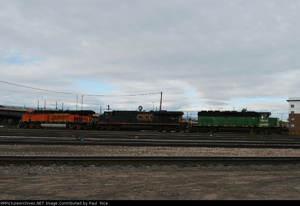 BNSF 7432 CSX 5452 BNSF 1914 Nice Looking Hitch